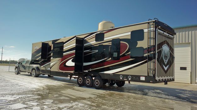 toy_hauler_5th_wheel_4250W_custom_paint03